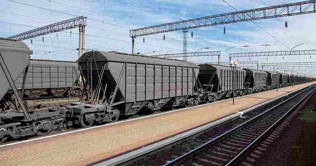 Transportasi Rel: Barang Massal vs Kontainer